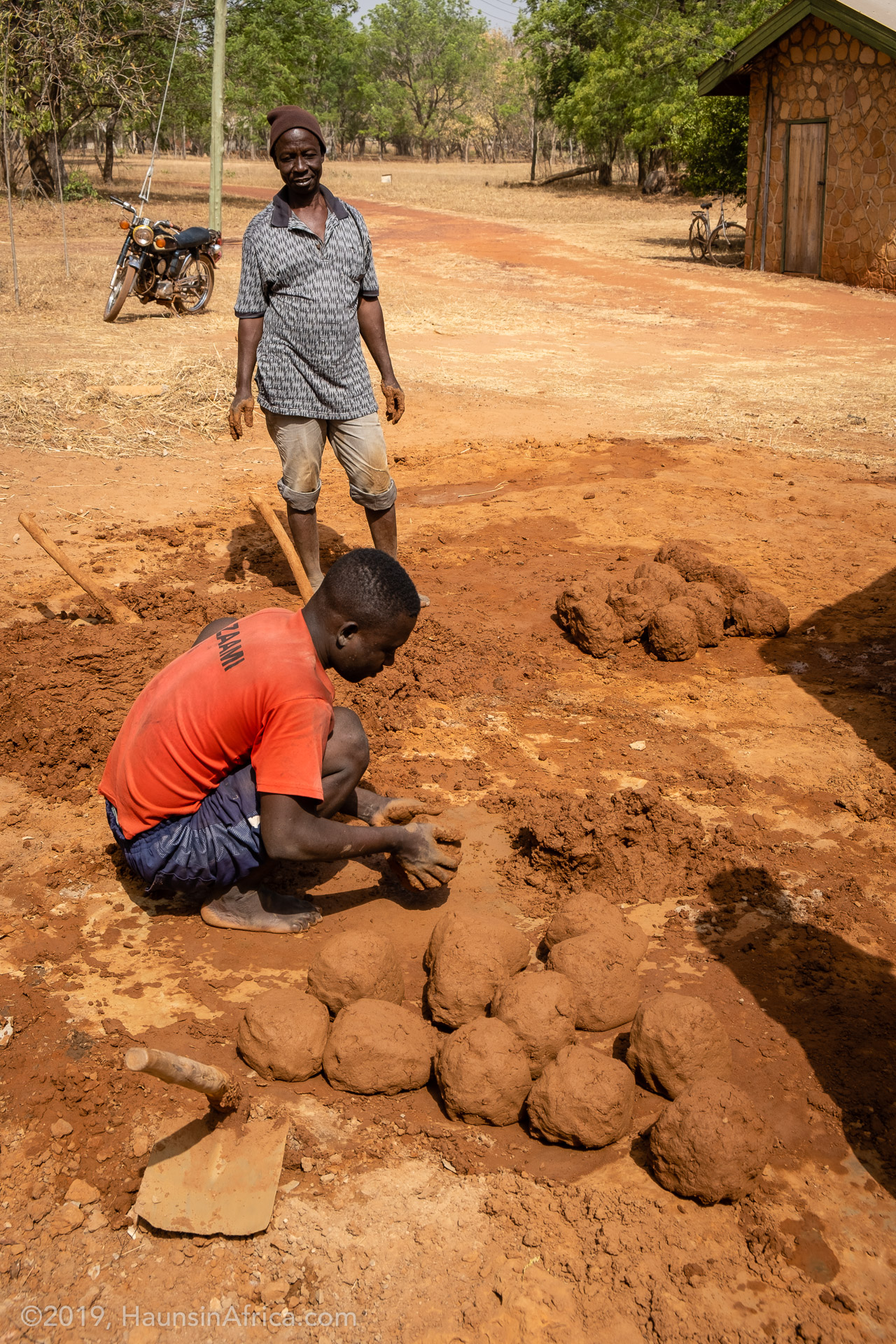 Building a Traditional Mud Room - The Hauns in Africa