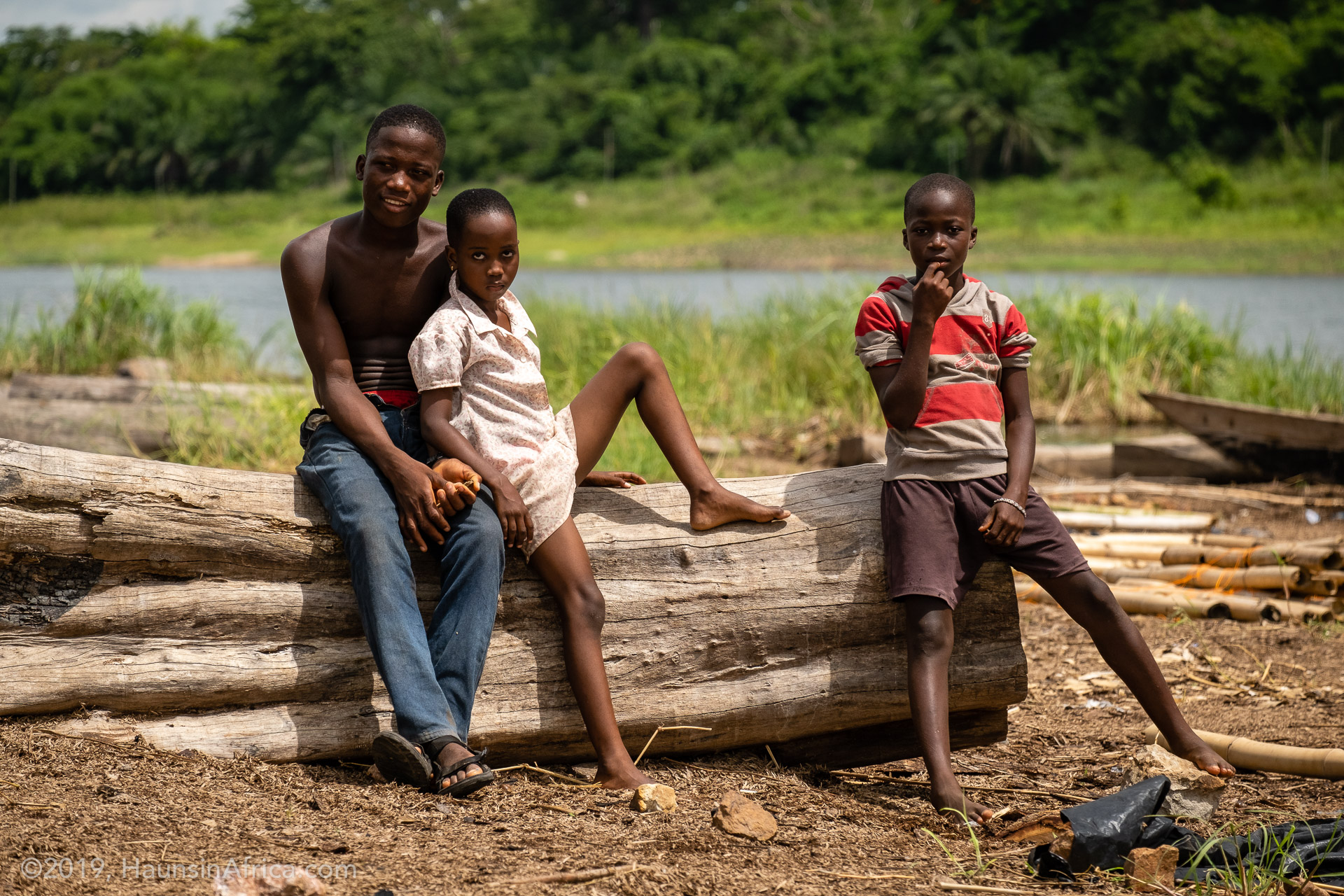 Illegal Logging on Lake Volta - The Hauns in Africa