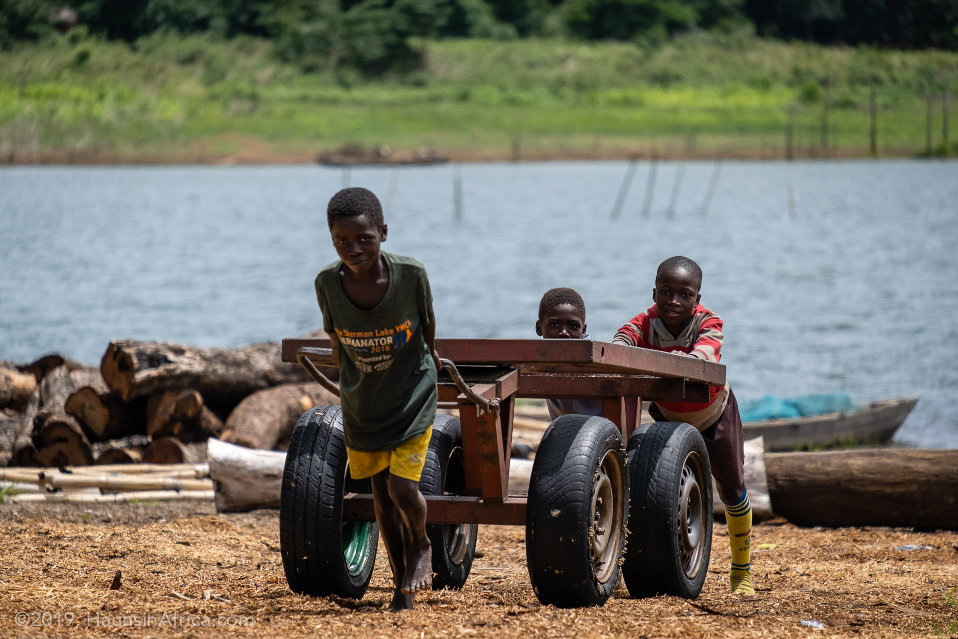 Illegal Logging on Lake Volta - The Hauns in Africa